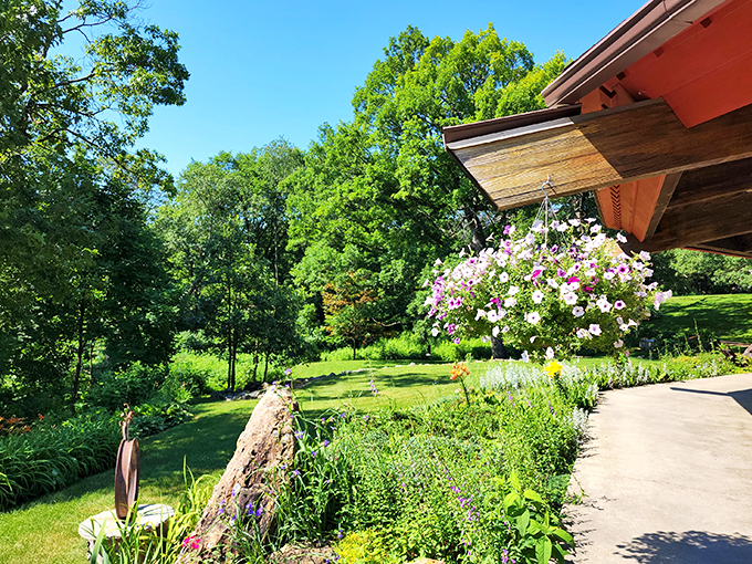 Move over, Versailles! This garden puts the "awe" in awesome with its explosion of colors and textures. Mother Nature sure knows how to throw a flower party.
