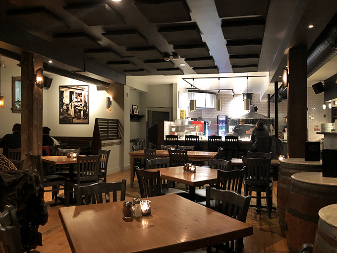Ambiance on point! With its moody lighting and rustic touches, this dining room sets the stage for some serious pizza appreciation. Time to mangia!