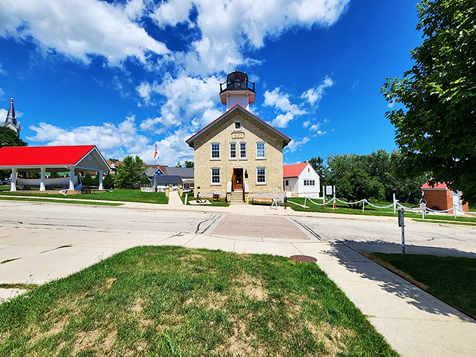 Lighthouse, ho! This picturesque scene is serving up more Americana than a Fourth of July barbecue at Norman Rockwell's house.