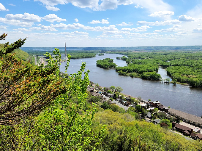 Roll into Alma: Where road-trippers can watch river traffic and pretend they're Mark Twain for a day.