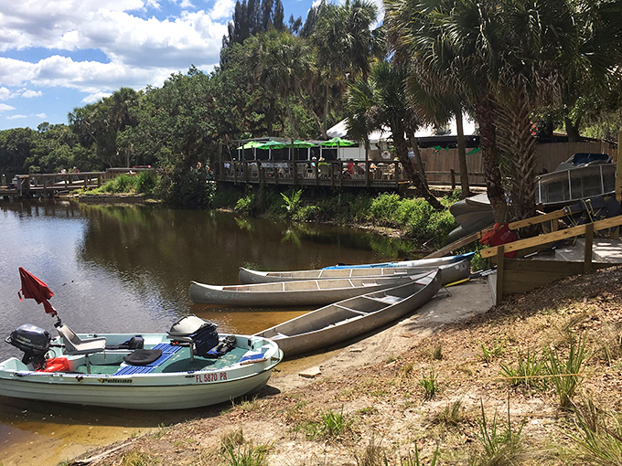 River views and canoe queues &ndash; it's not just lunch, it's an adventure waiting to happen!
