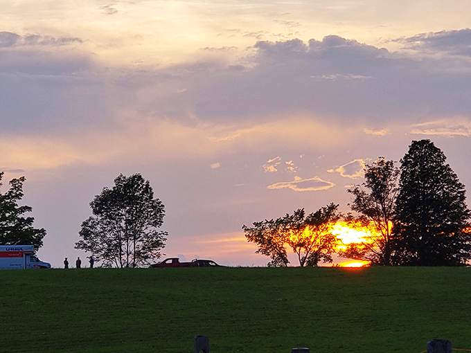 Even the sun knows how to make a dramatic exit here. Talk about lighting worthy of a Hollywood historical epic!
