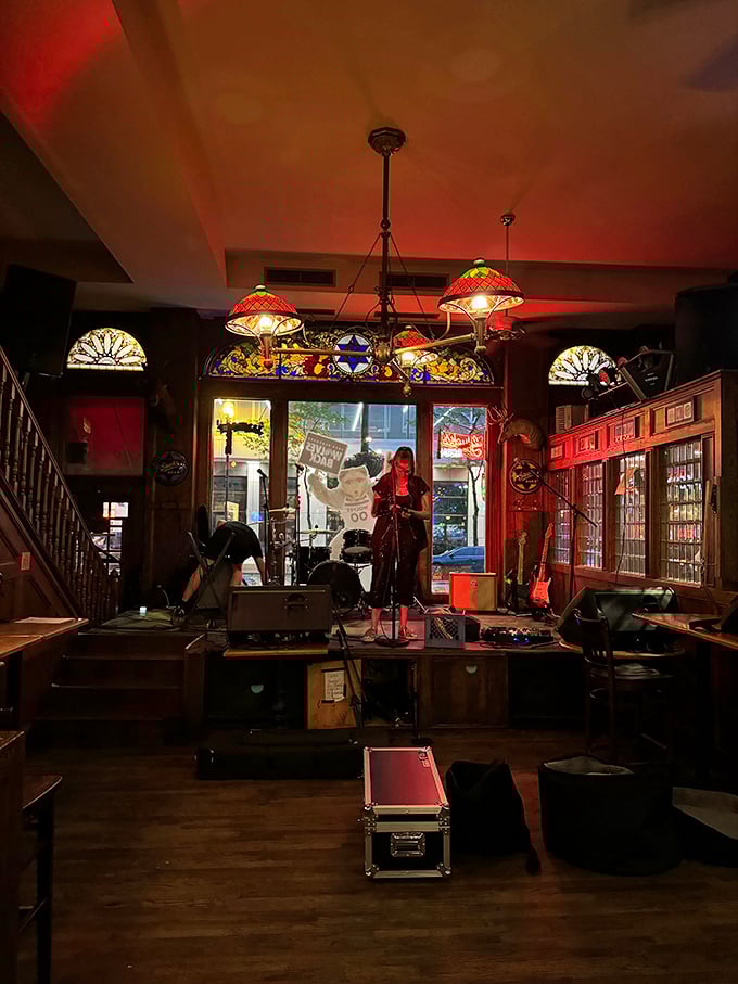 Live music that feeds the soul while you feed your face. It's dinner and a show, minus the fancy clothes and uncomfortable seats.