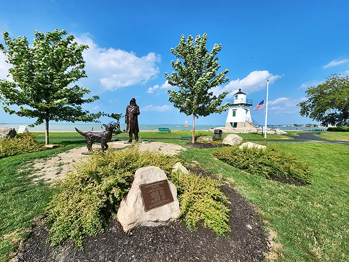 Statue shenanigans! This bronze duo is serving up some serious "American Gothic" vibes, Lake Erie style.