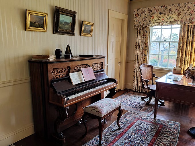 Tickle those ivories! This piano's probably played more classic tunes than a jukebox at a 1950s diner. Time for a sing-along?