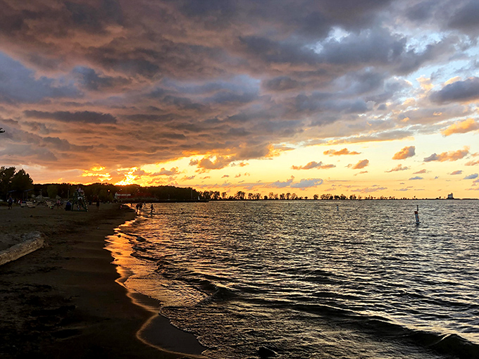 "Mother Nature's grand finale. If this doesn't make you want to slow clap, check your pulse &ndash; you might be a vampire."