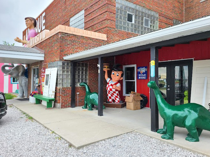 Jurassic Park meets Route 66! With dinosaurs, Big Boy, and a pink lady, this entrance is more star-studded than a Hollywood premiere.
