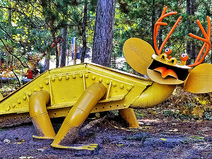 Is it a dinosaur? A dragon? Whatever it is, this yellow beast proves that in Lakenenland, even the lizards have a flair for the dramatic.