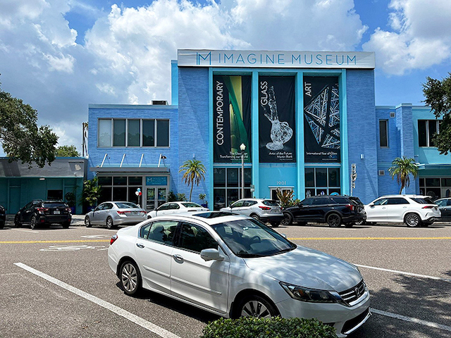 Park and be amazed! Even the parking lot screams 'artsy.' I bet even the meter maids wear berets here!