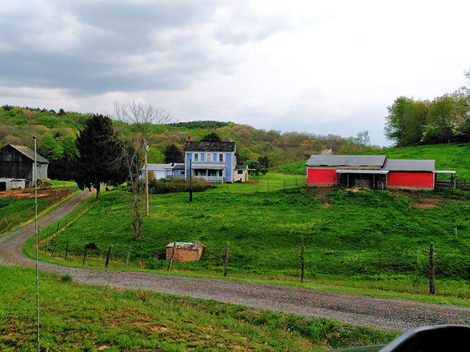 Country living at its finest! This picturesque farmstead scene has "escape the rat race" written all over it.