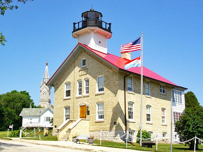 Picture perfect! This lighthouse is giving us major "I should buy a boat" vibes, with a side of "Maybe I'll just admire it from here instead."