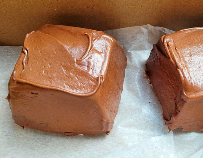 Mini cakes, maximum flavor! This little beauty packs more punch than a heavyweight in a tiny ring.