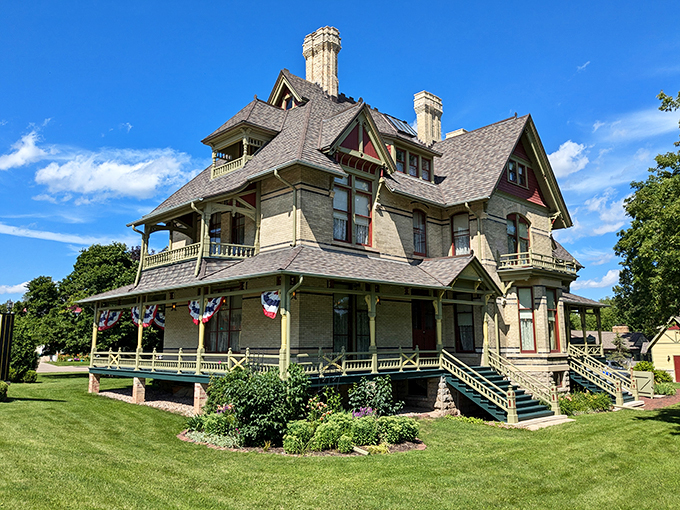 House goals, anyone? This exterior is so picturesque, it's like a Thomas Kinkade painting come to life &ndash; but real!