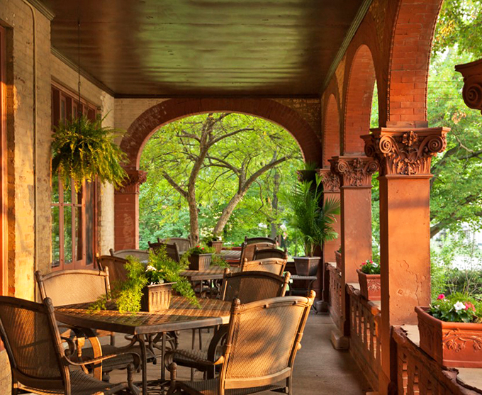 Porch sittin' perfected. With arches like these, you might forget you're in Illinois and start speaking with a Southern drawl.