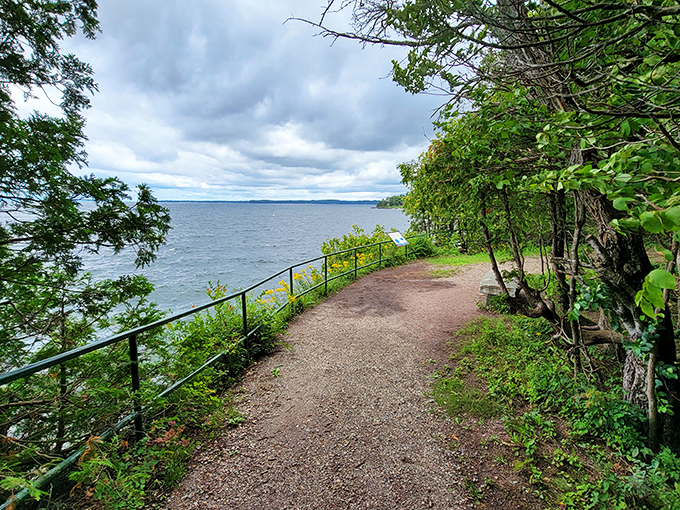 Life on the edge never looked so good! This trail offers panoramic views that'll make your heart skip a beat.