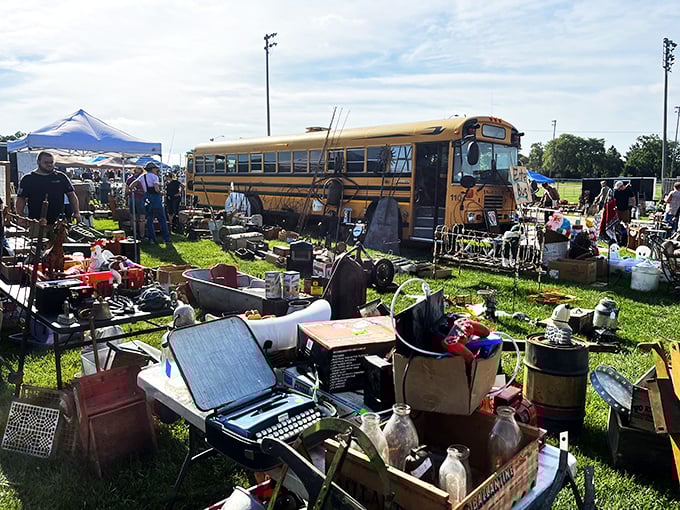 From vintage typewriters to quirky knick-knacks, this market is like grandma's attic meets "Antiques Roadshow" &ndash; with better snacks!