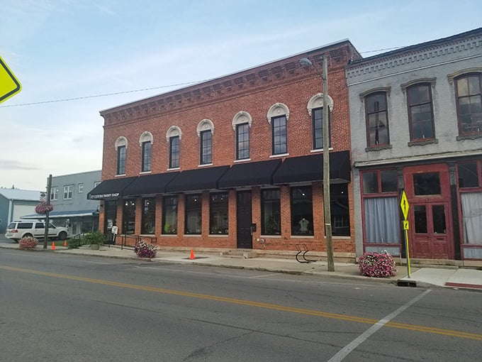 Step into a world where every purchase tells a story. Et Cetera Shop's windows beckon with endless possibilities.