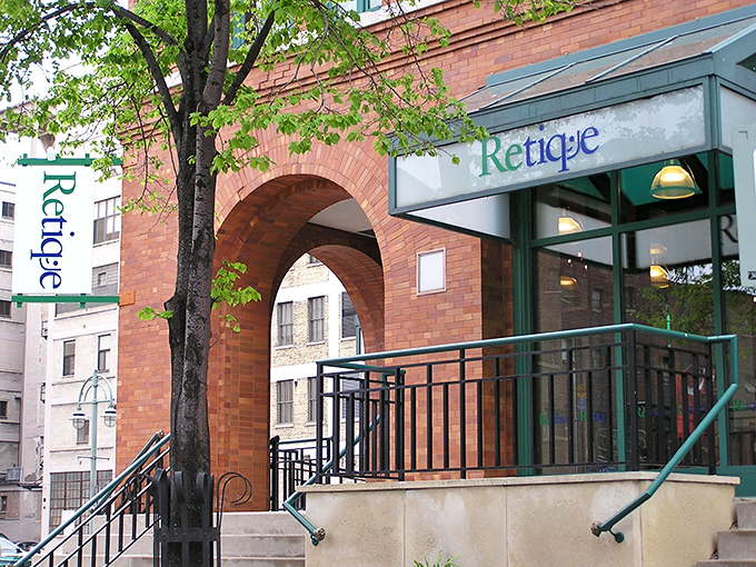 Brick by brick, style by style. Retique turns second-hand shopping into a first-class adventure in sustainable fashion.