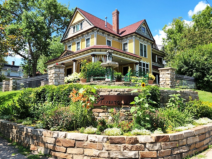 Roadside attraction alert! Pull over for a dose of Victorian elegance that'll make your Instagram followers swoon.