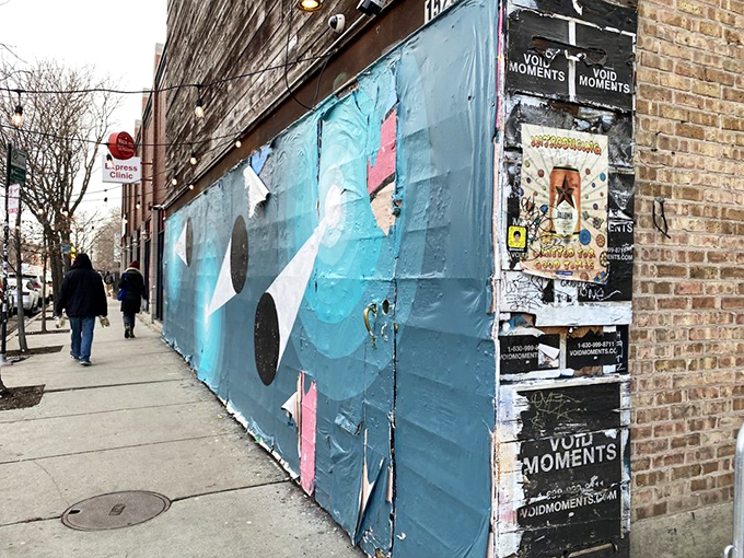 Knock three times and enter a time-warp! This speakeasy is your ticket to a boozy journey through Chicago's colorful past.