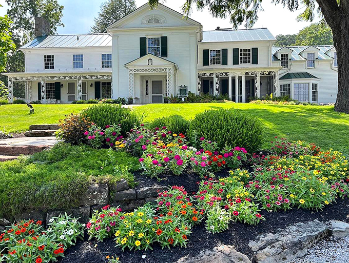 Flower power meets Southern charm! This grand white mansion could give Tara from "Gone with the Wind" a run for its money, minus the drama and plus a whole lot of blooms.