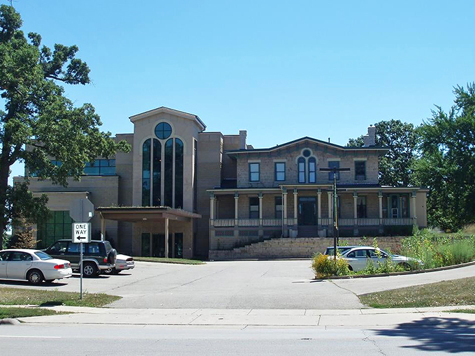 Jurassic parking lot, anyone? This museum's facade is where history meets the present, with a dash of prehistoric pizzazz.