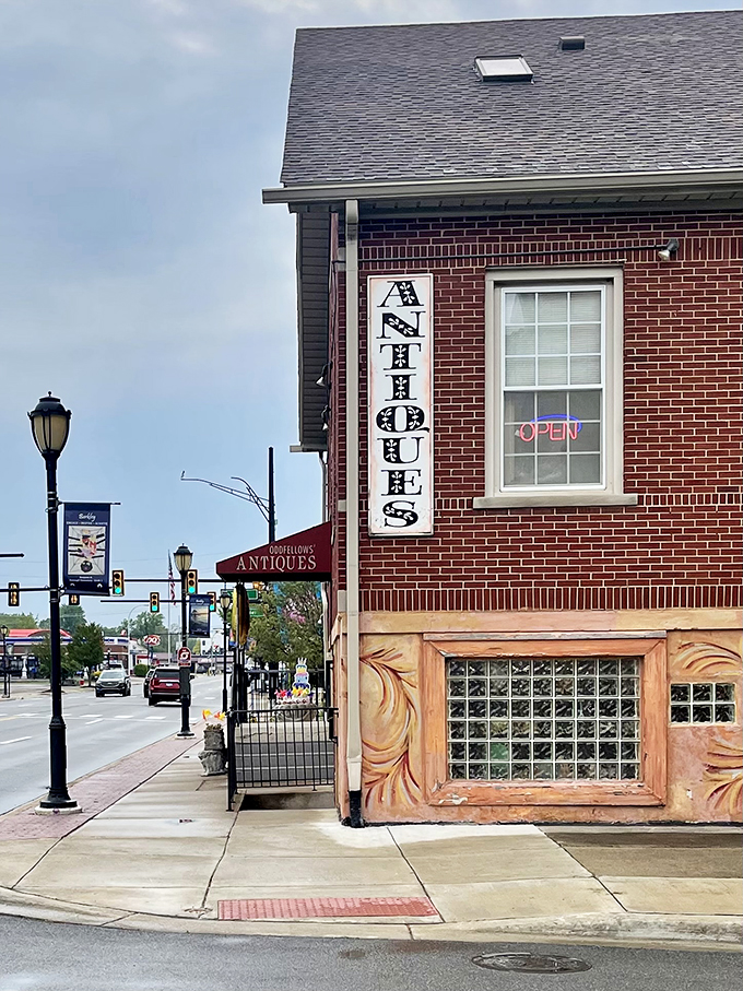 Around the corner, a vertical sign proclaims "ANTIQUES" like a siren call to collectors. This isn't your average strip mall, folks!