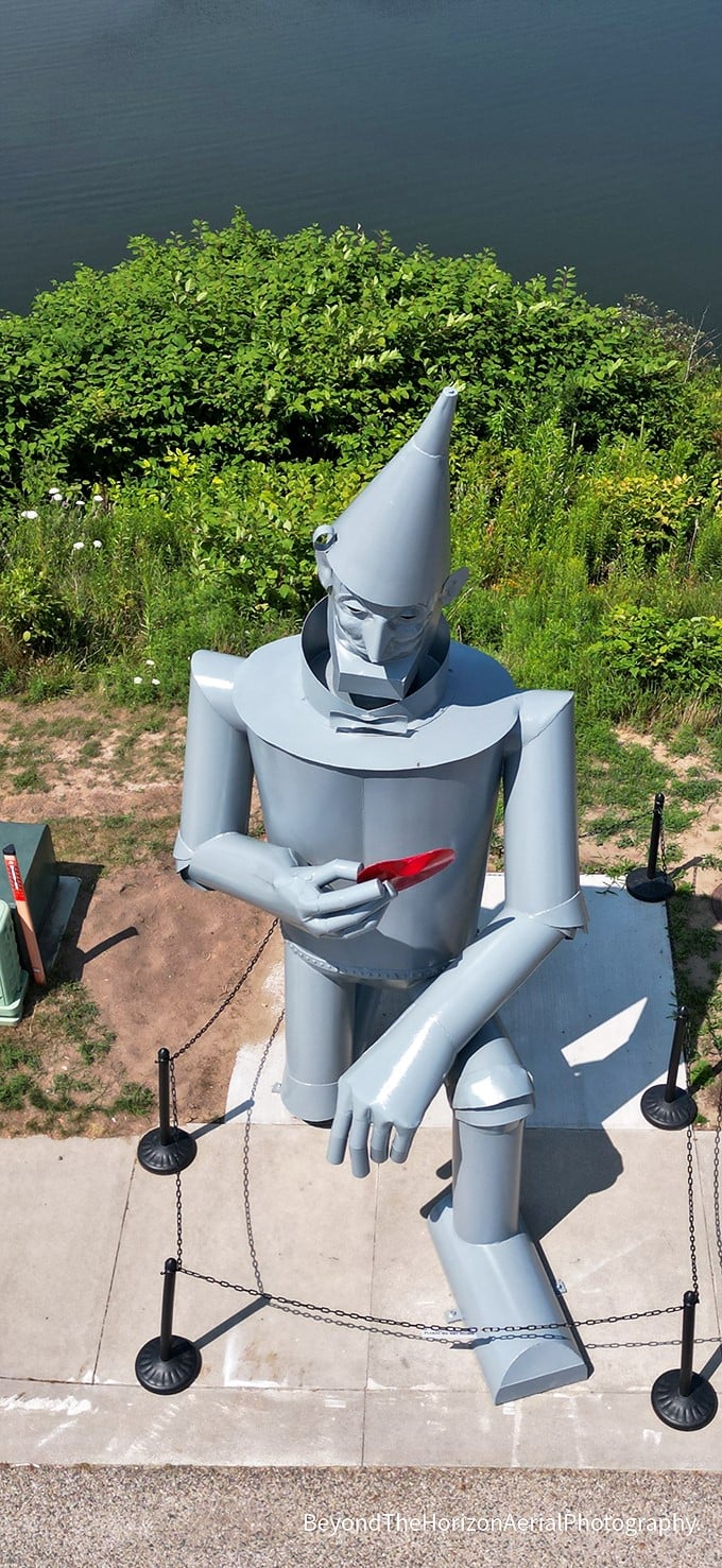 From this angle, our metallic friend looks ready to dive in. Good thing he remembered his oil can!