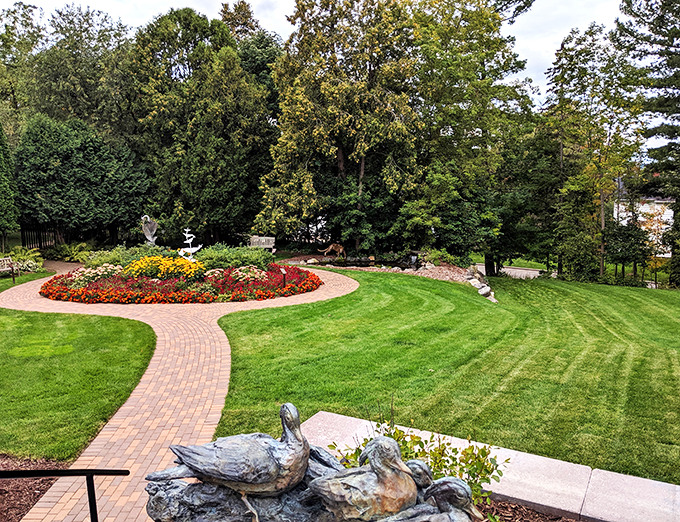 A garden of earthly delights! This meticulously manicured landscape is a feast for the eyes, proving that sometimes the art outside is just as captivating as what's inside.