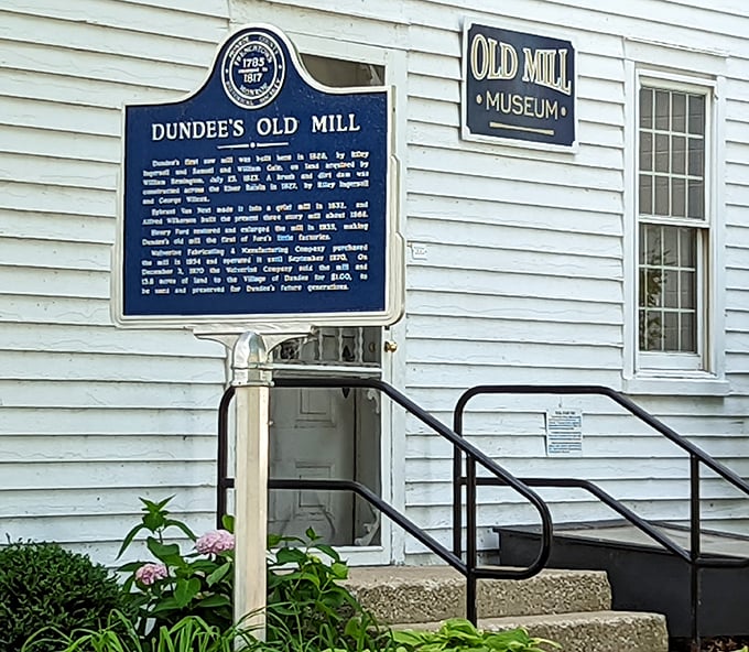 History buffs, rejoice! This blue plaque is like a CliffsNotes version of Dundee's milling legacy. Who needs Google when you've got this literary landmark?