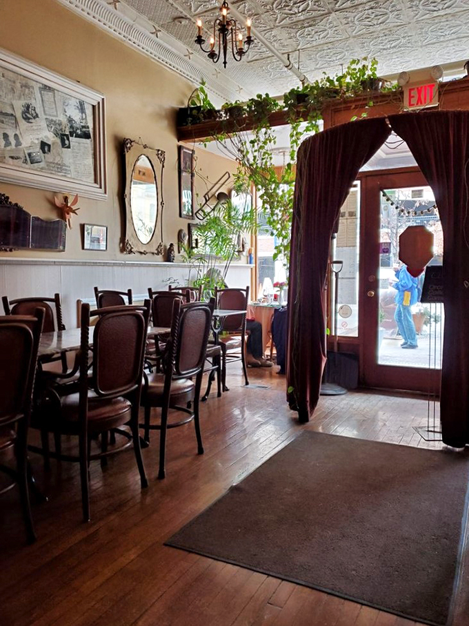 Chandeliers, ornate mirrors, and lush greenery transport you to a Viennese caf&eacute;. It's like dining in your fashionable great-aunt's parlor &ndash; if she lived in a palace!