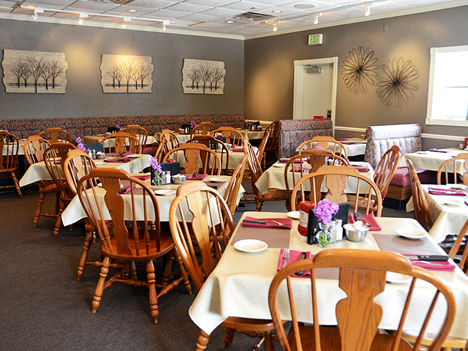 Step into a time capsule of comfort! Schwarz's interior blends classic supper club coziness with modern touches, like a warm hug from your coolest grandma.