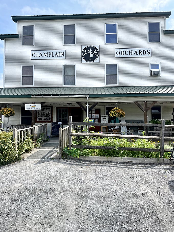 Scenic route alert! This orchard stop combines breathtaking lake views with mouthwatering apples.