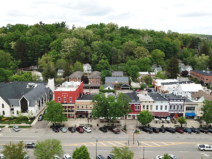 Norman Rockwell meets Ivy League chic! Granville's Broadway is a slice of small-town perfection with a scholarly twist.