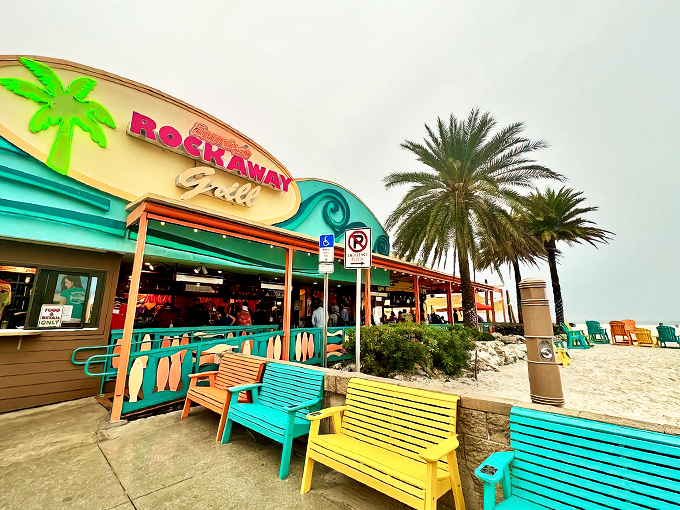 Sunset views and seafood hues! Frenchy's is like a postcard come to life, but with better snacks and fewer 'Wish you were here' clich&eacute;s.