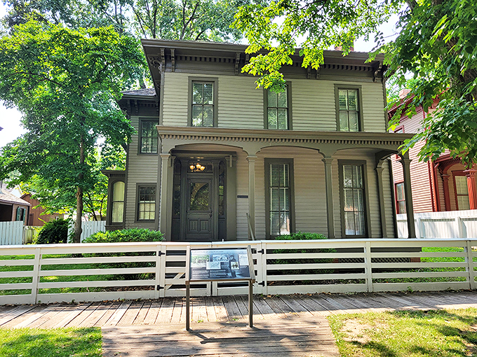 From Springfield to Washington: Your GPS to greatness starts here at Lincoln's perfectly preserved pad.