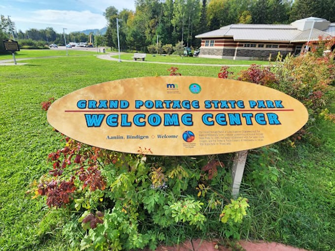 Choose your own adventure! This sign is like a real-life game menu, offering trails and views that'll make your Instagram followers green with envy.