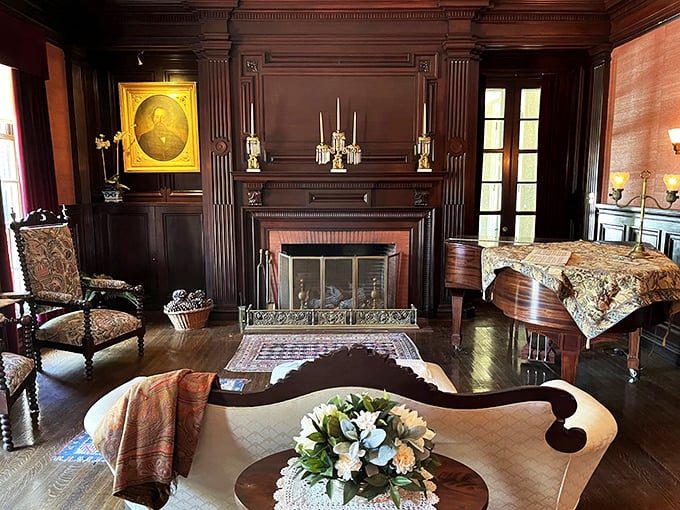 Forget man caves, this is a presidential parlor! Imagine Abe kicking back here, trading his stovepipe hat for some cozy slippers.