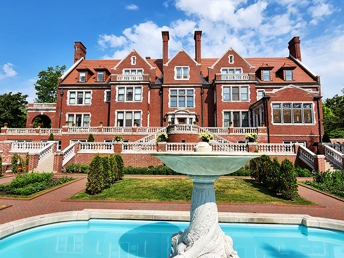 Duluth detour delight! This lakeside mansion is the perfect pit stop for history buffs and architecture aficionados alike.