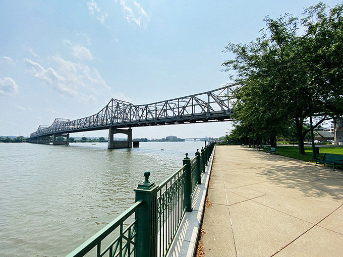 Peoria Riverfront Park: Where the Illinois River throws a never-ending block party. The skyline's posing for selfies, and the bridges are stealing the show!