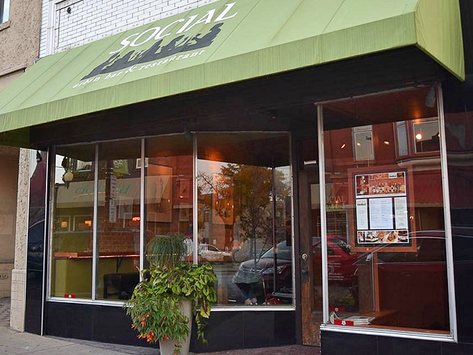 Roadside revelation alert! This unassuming spot is your passport to cosmopolitan flavors in the heart of Rockford.