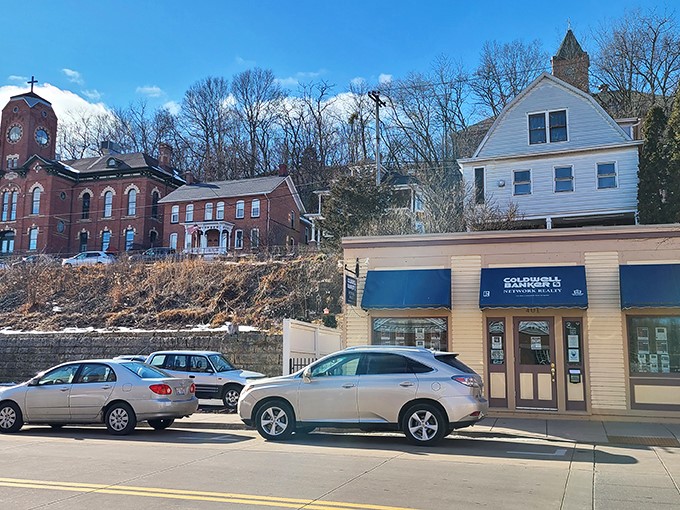 Gas-lit streets, spooky tales, and maybe a ghost or two. It's better than any haunted house ride!