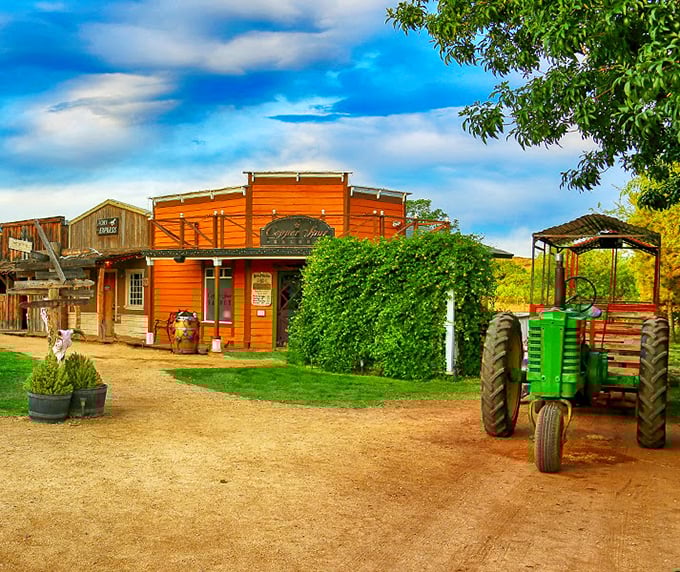 From chuck wagon grub to toe-tapping tunes, this place serves up a heapin' helping of Old West fun.