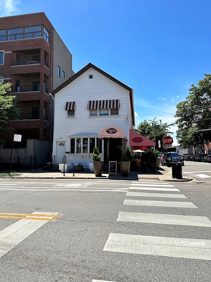 Pretty in pink (awning), serving up plates that would make Molly Ringwald proud.