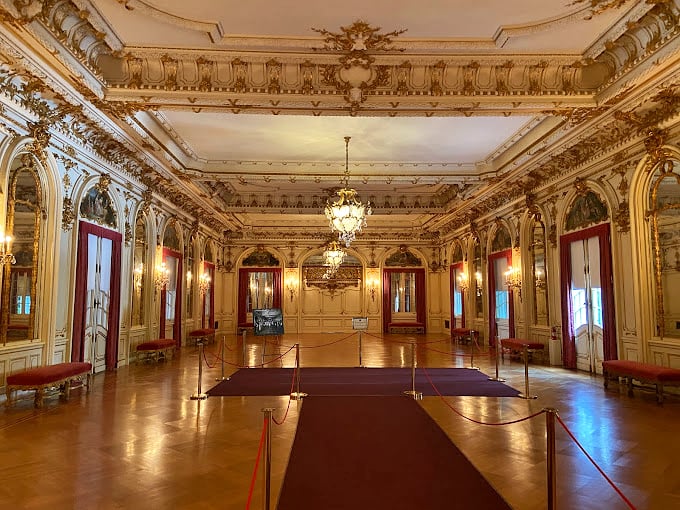 Gold, gold everywhere, and not a speck to spare. This room's so fancy, I feel underdressed in my imaginary tuxedo.