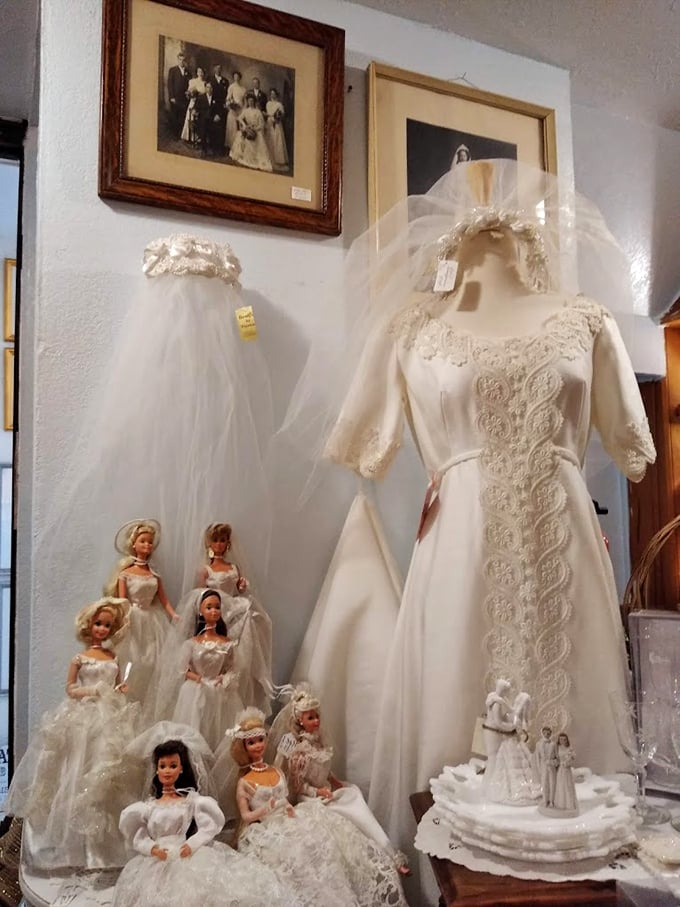 Something old, something new! This vintage bridal corner is a time capsule of romance, complete with a lace-adorned gown that could make any modern bride swoon.