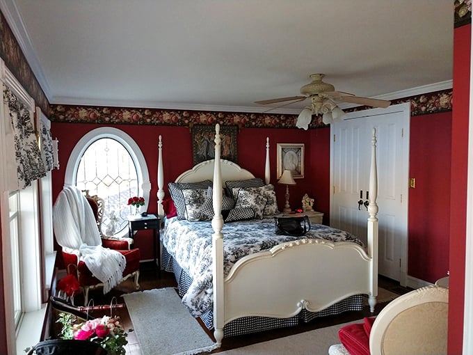 Sleeping Beauty's got nothing on this! A bedroom that makes you feel like royalty, minus the century-long nap.