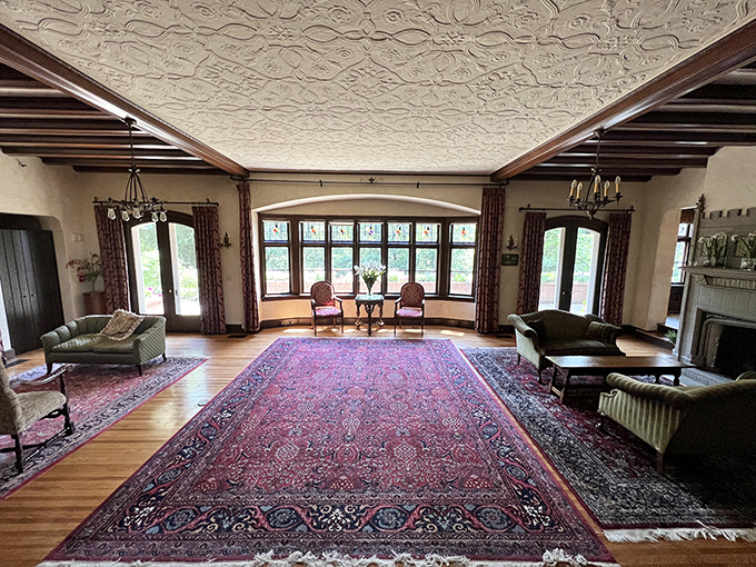 Imagine Great Gatsby, but with more corn flakes. This living room has seen more high-society soir&eacute;es than a Downton Abbey season finale.