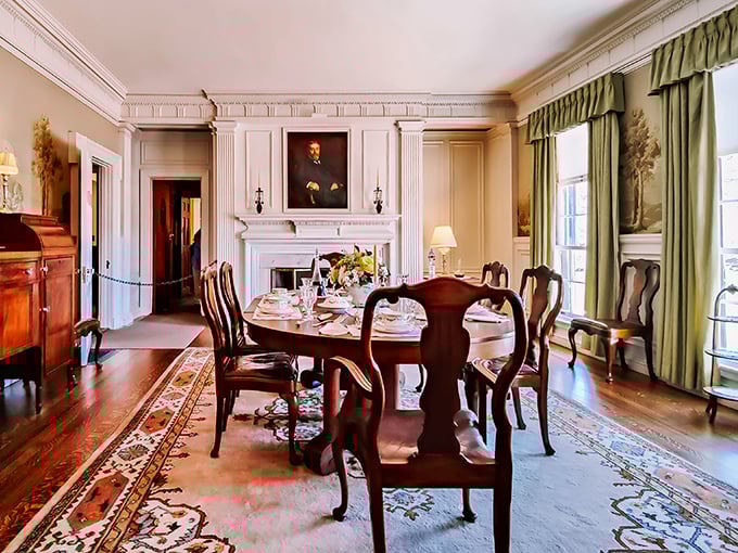 Dinner with the Lincolns, anyone? This elegant dining room whispers of bygone soir&eacute;es and hushed political discussions over candlelight.