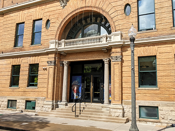 Art meets soul! The Carr Center's grand fa&ccedil;ade hints at the creative wonders waiting inside this cultural powerhouse.